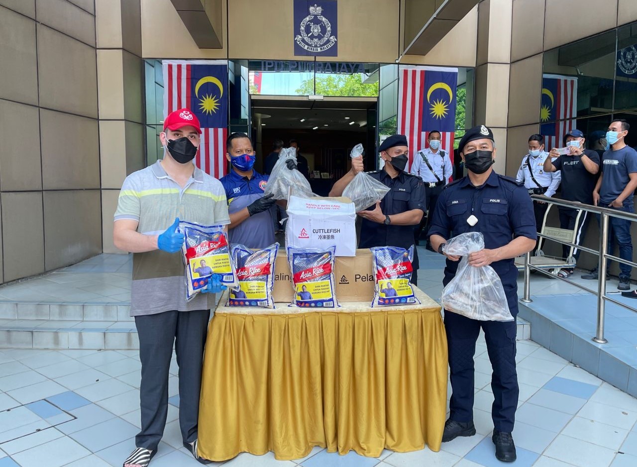 Agihan Sumbangan: Petugas Barisan Hadapan Tidak Dilupakan - Umno Putrajaya