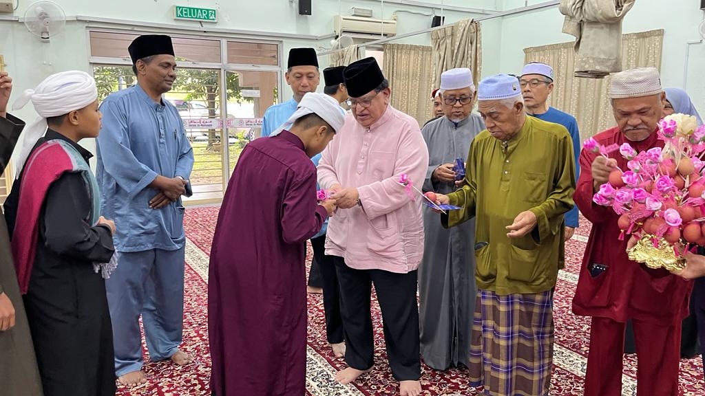 Tengku Adnan Bersama Imarahkan Ramadan Dalam Majlis Tadarus, Tahlil Dan ...